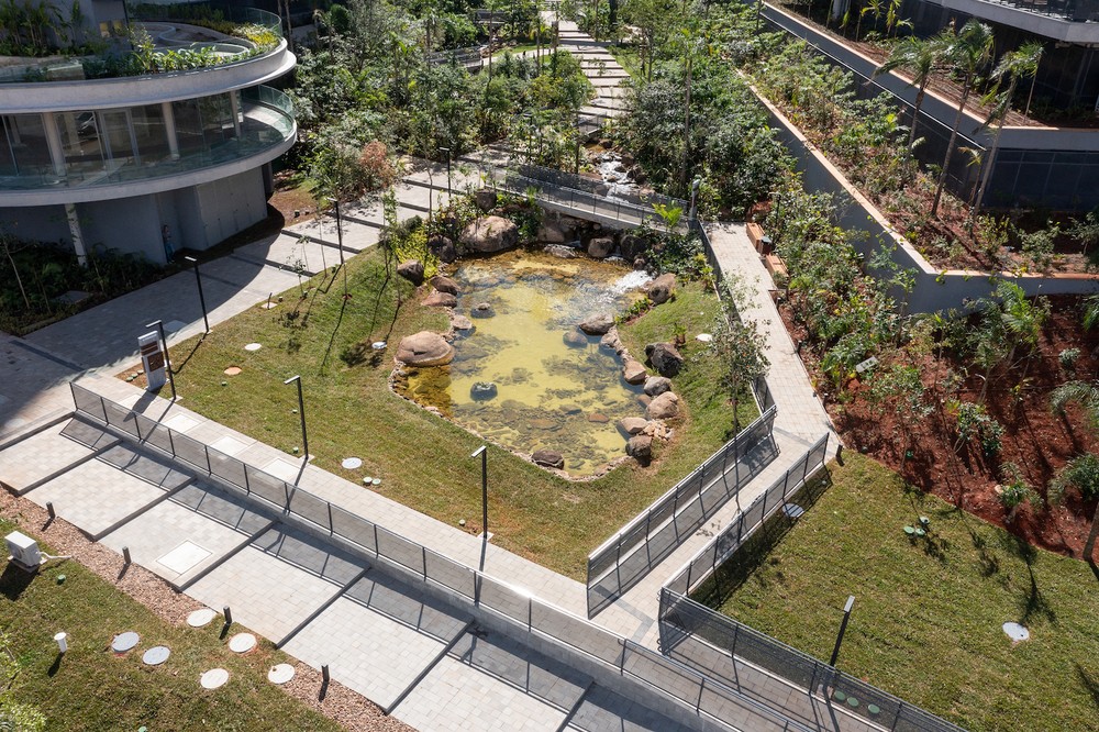 Complexo cria área verde aberta ao público com lago e cascata na zona ...