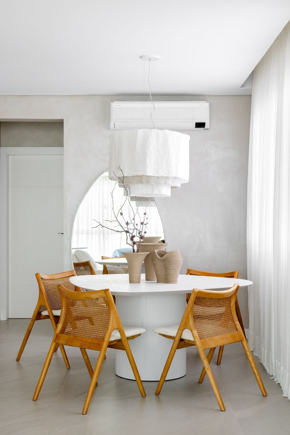 Tons claros e texturas guiam reforma para criar atmosfera serena em apê de 115 m²