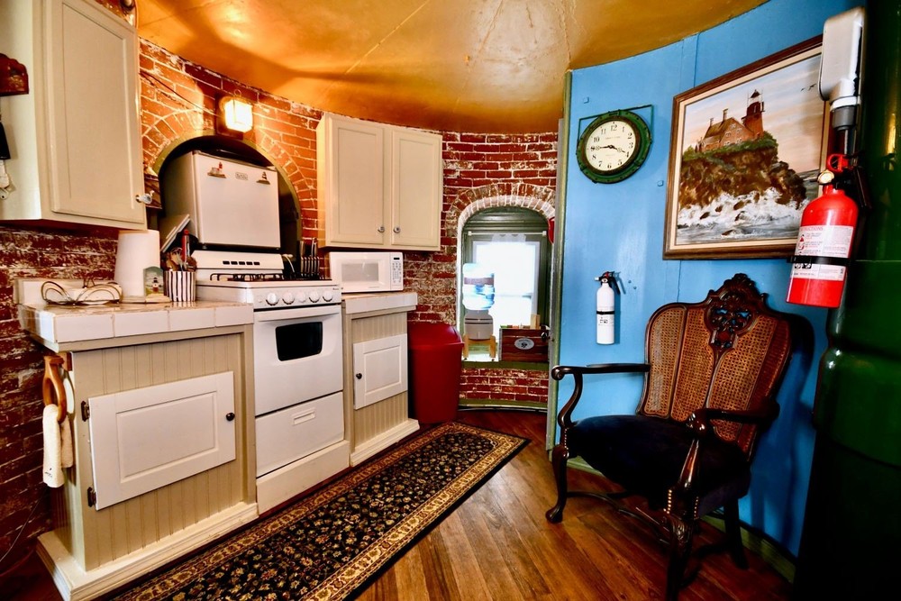 Farol 'assombrado', onde é possível dormir na torre, é colocado à venda ...