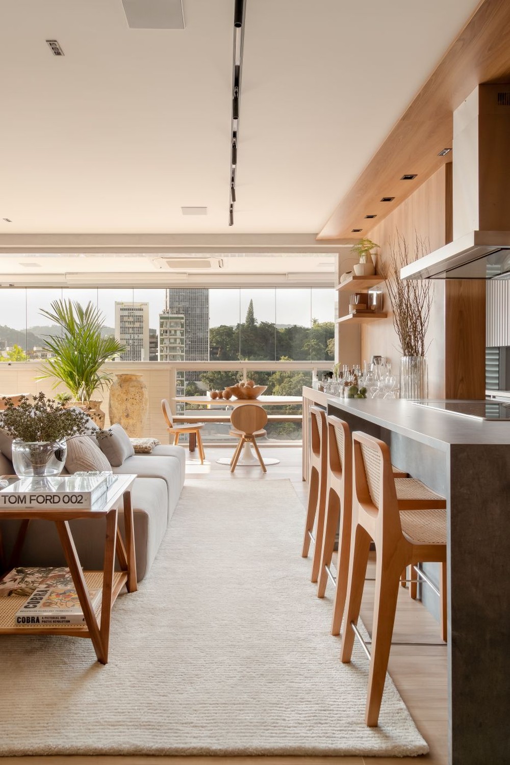 Madeira, pedra e cinza definem apartamento de 96 m² feito para morador ...