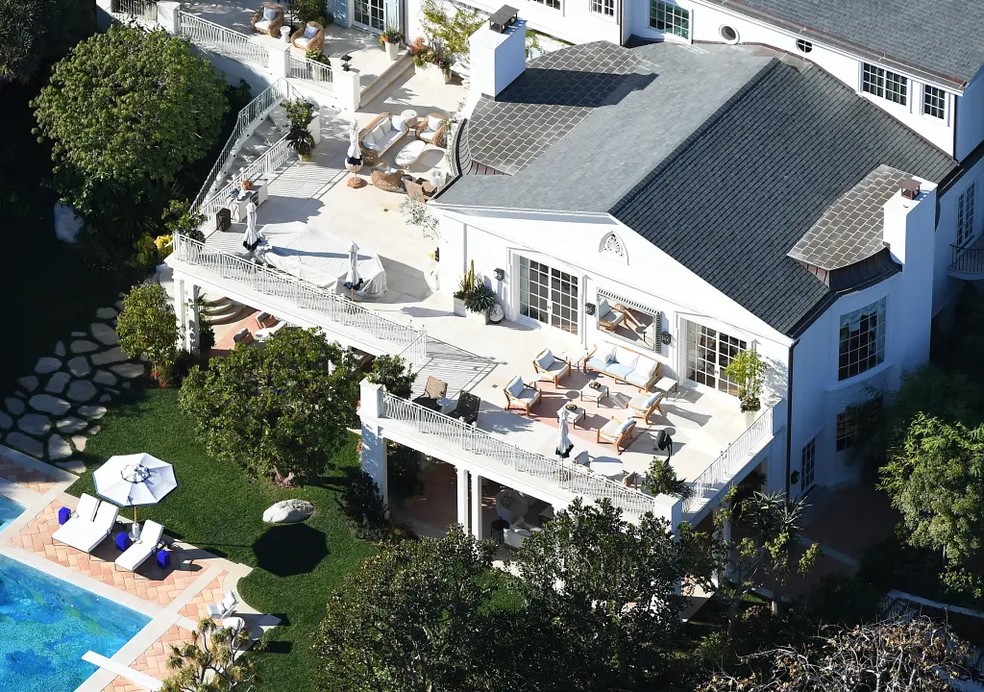 Jeff Bezos instala estrutura que imita 'OVNI' na área externa de sua ...