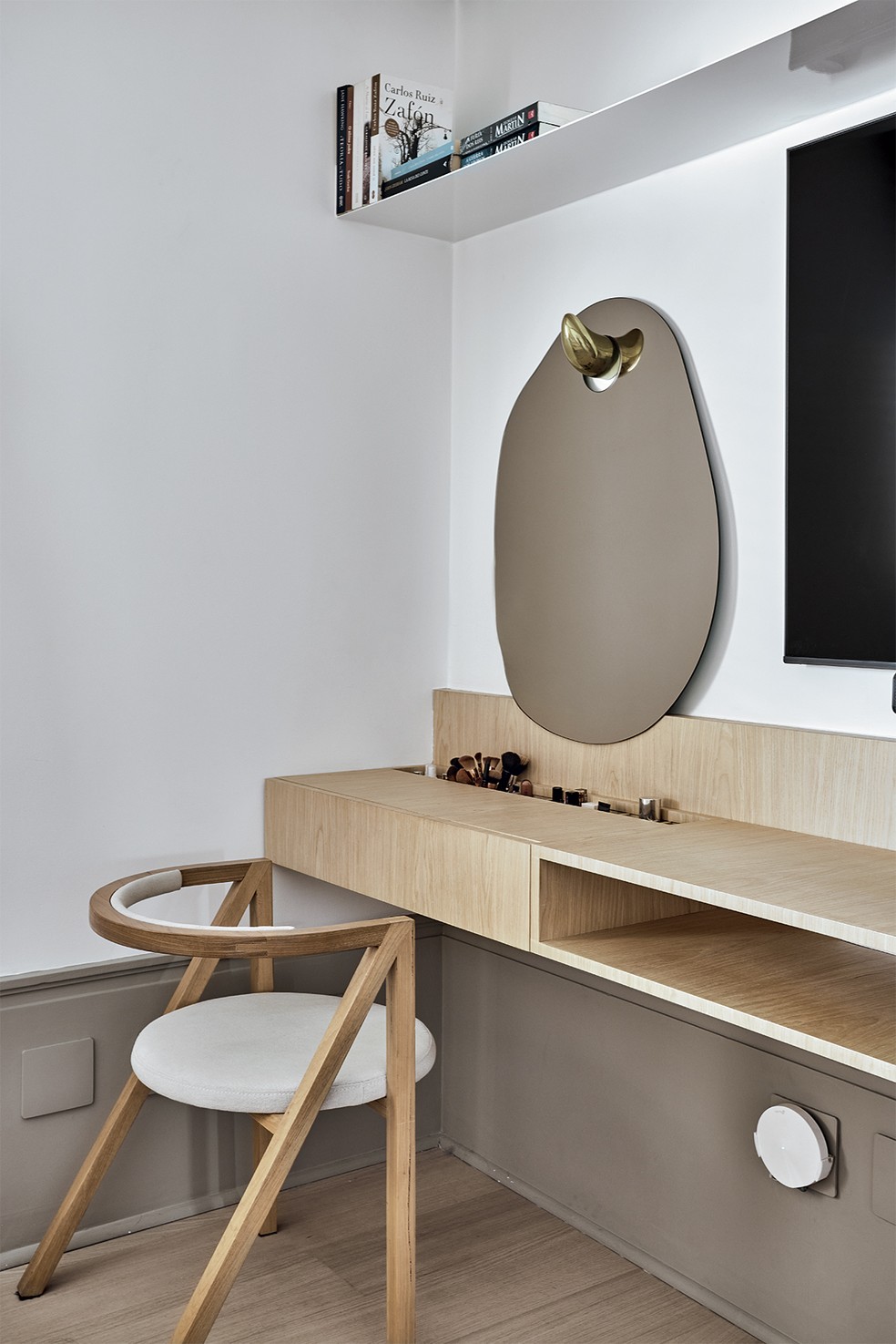 Apartamento mistura formas orgânicas, linhas retas e muita madeira