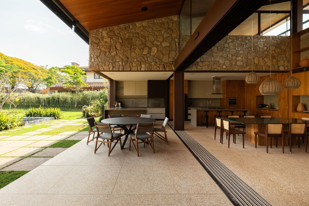 Casa de campo no interior paulista é inspirada em fazenda contemporânea