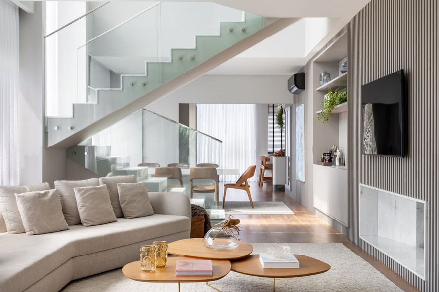 Painel ripado, tons claros e pontos de cor conferem identidade à casa ...