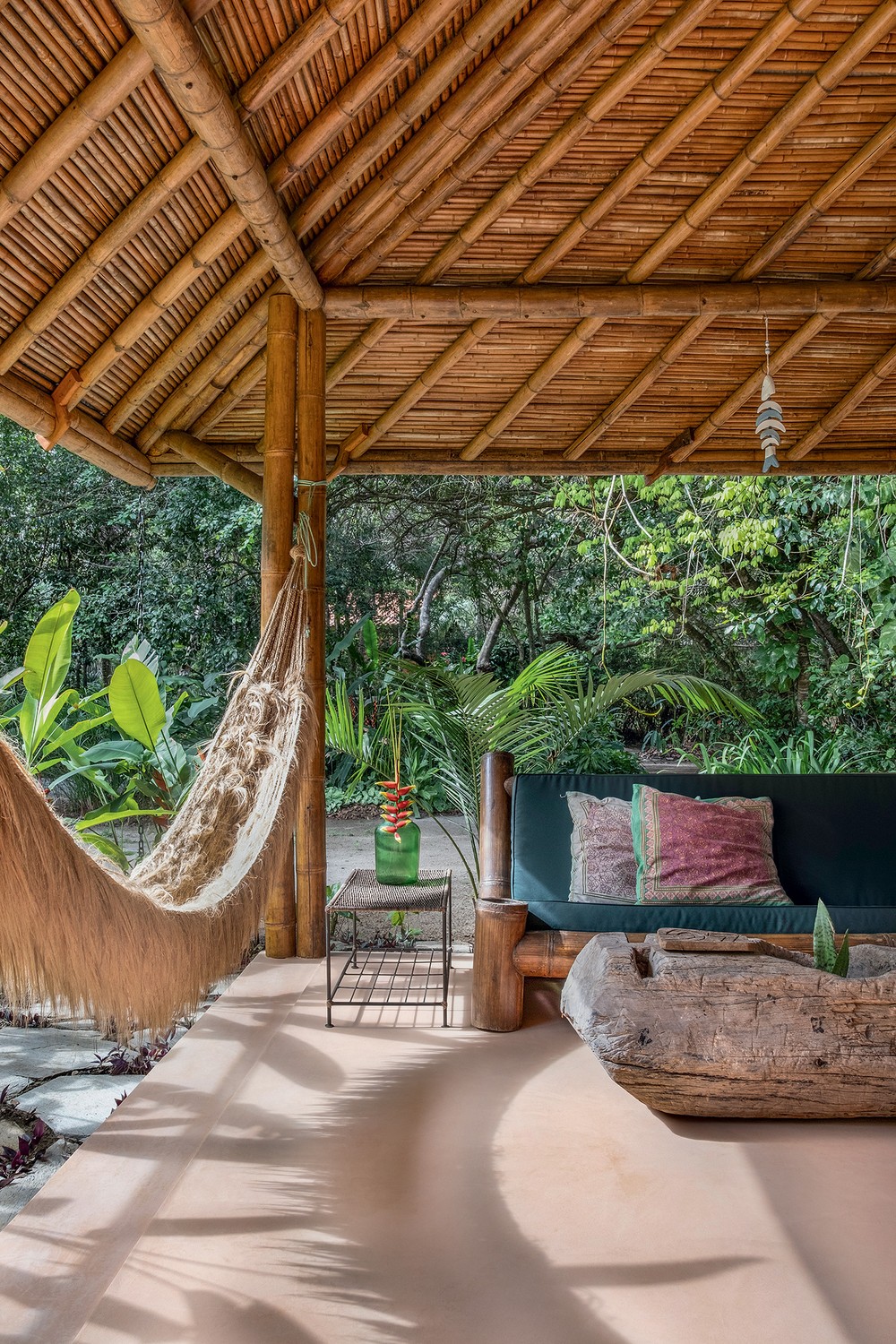 Reforma de casa de bambu na Bahia prioriza recursos regionais