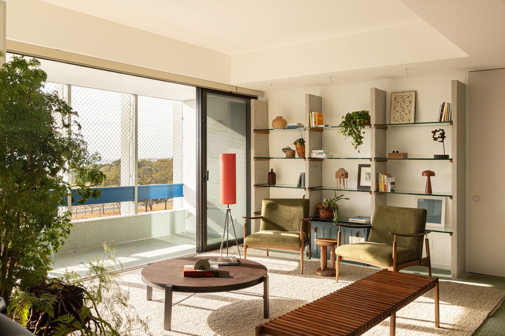 Painel verde com intervenção artística valoriza apartamento modernista ...