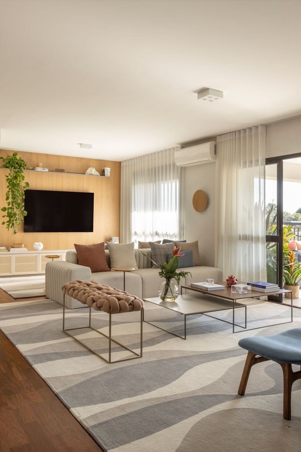 Tons neutros e toques de azul guiam projeto de apartamento em SP