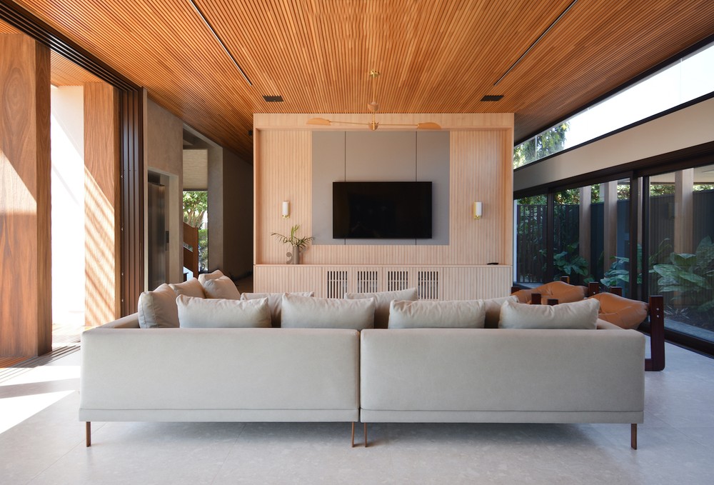 Casa de 538 m² é marcada por madeira, brises metálicos e paisagismo