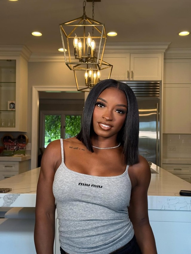Simone Biles constrói mansão no Texas com spa para pets e trampolim no ...