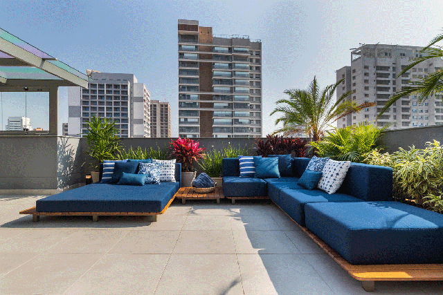 Living com ilha central esconde lavanderia entre os armários em apê ...