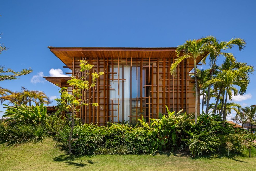 Estilo tropical-contemporâneo de casa na Bahia cria clima de resort ...