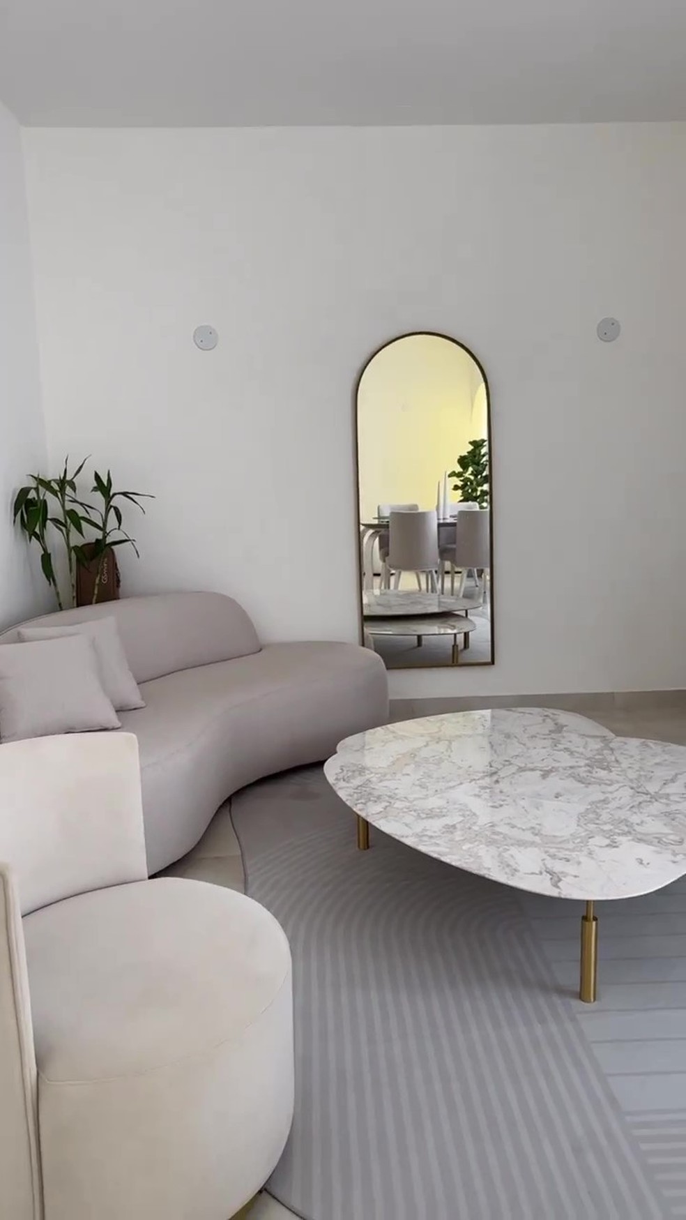 Sammy mostra sala do seu apartamento com novos móveis e explica porque ...