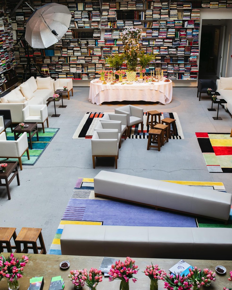 Biblioteca e livraria parisiense de Karl Lagerfeld tem mais de 33 mil ...