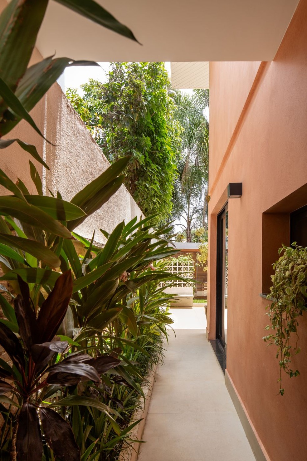 Casa dos anos 1980 recebe reforma para se tornar um refúgio em bairro ...