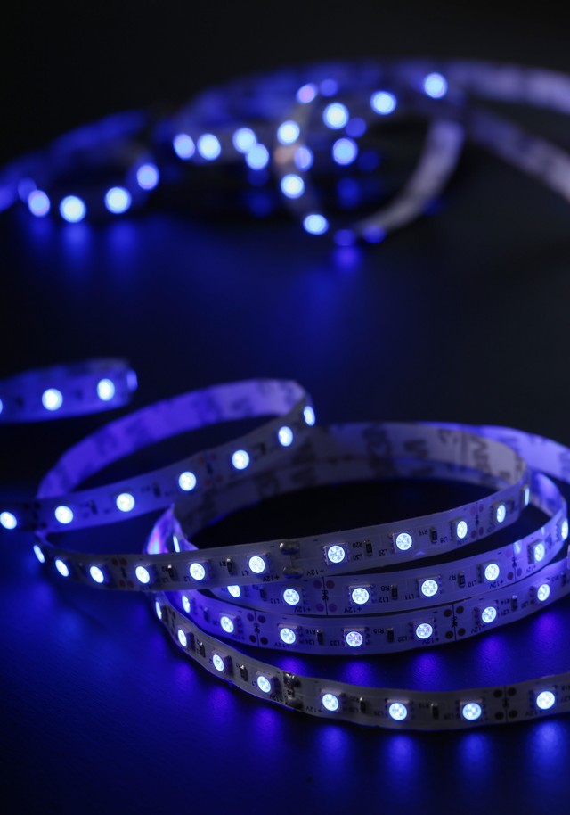 Fita e mangueira de LED: saiba como escolher e acertar na decoração