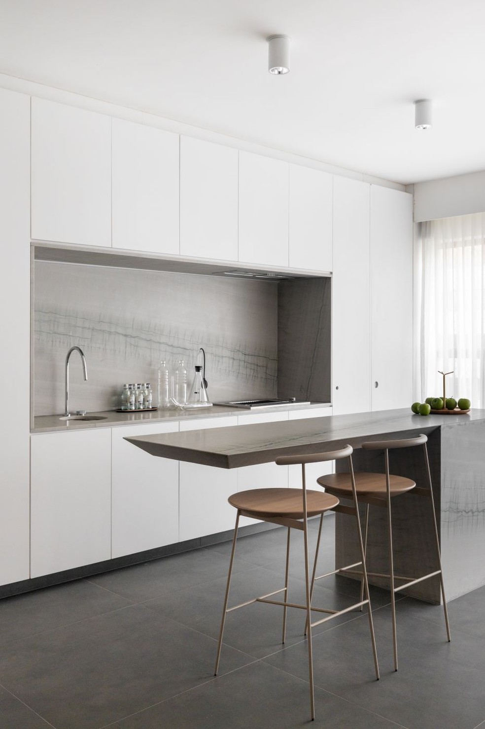 Visual clean, peças de design e cores pontuais marcam apê em Brasília