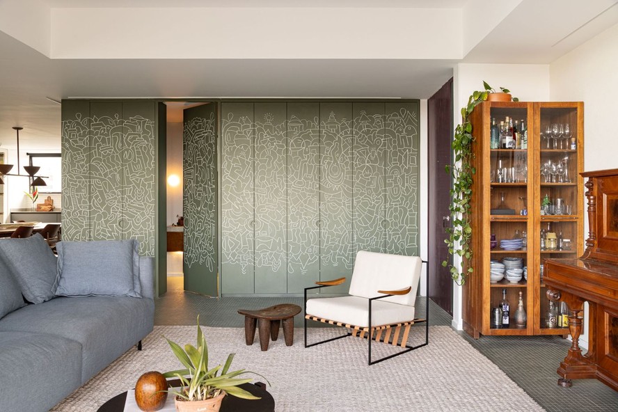 Painel verde com intervenção artística valoriza apartamento modernista ...