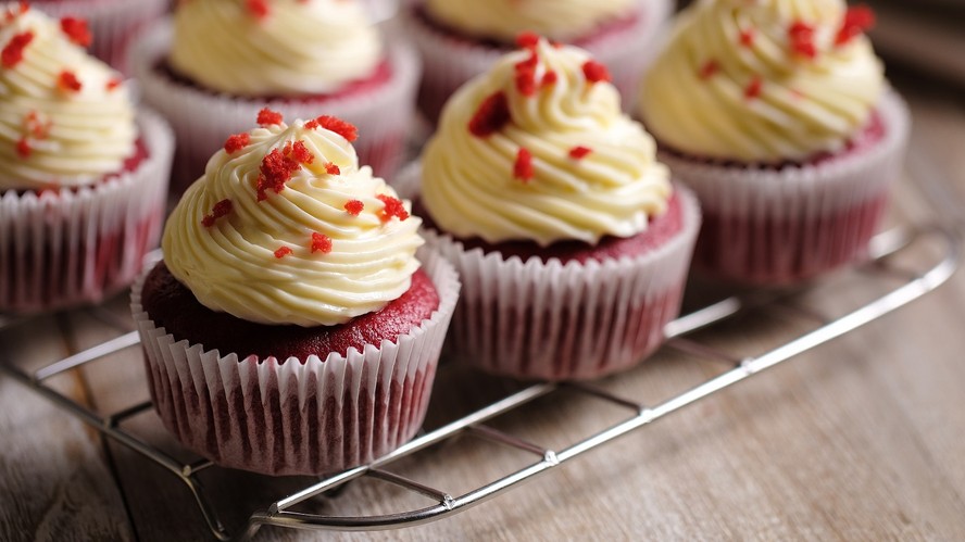 Aprenda a fazer cupcake de red velvet em apenas 5 passos | Gastronomia ...