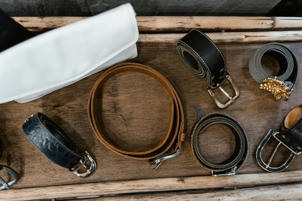 Como organizar cintos do jeito certo e evitar desgaste nos acessórios