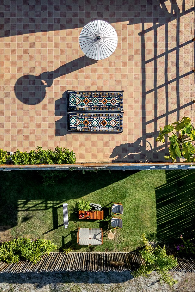 Casa de 500 m² em Pernambuco reúne arte, cores vibrantes e peças herdadas