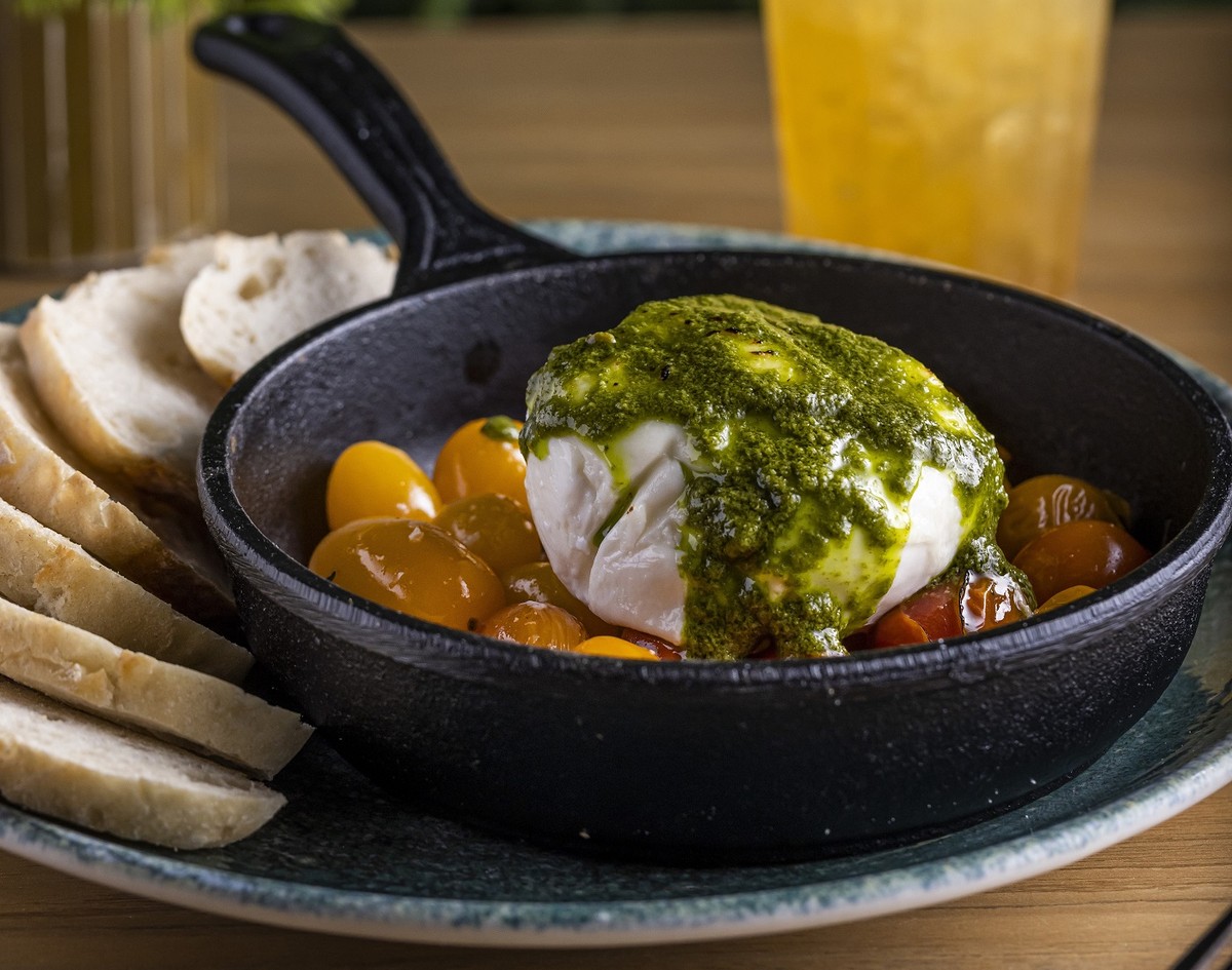 Burrata ao forno leva tomatinhos assados e pesto artesanal