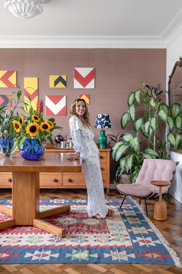 O apartamento colorido e maximalista da estilista Isabela Capeto no RJ