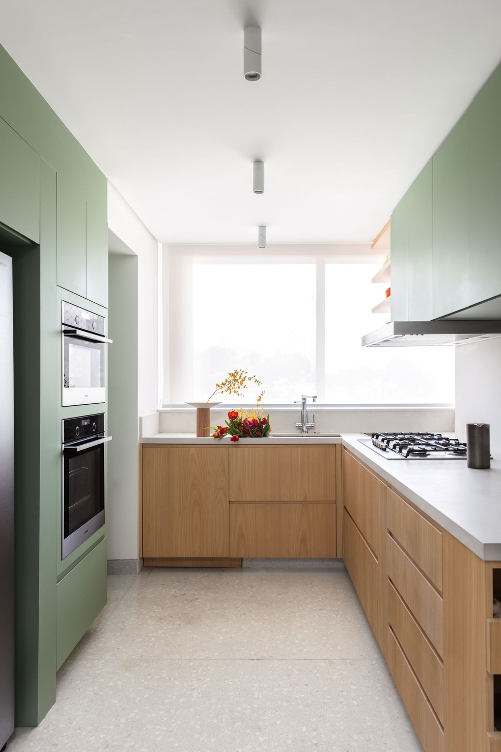 Materiais dão unidade visual a apartamento paulistano de 170 m²