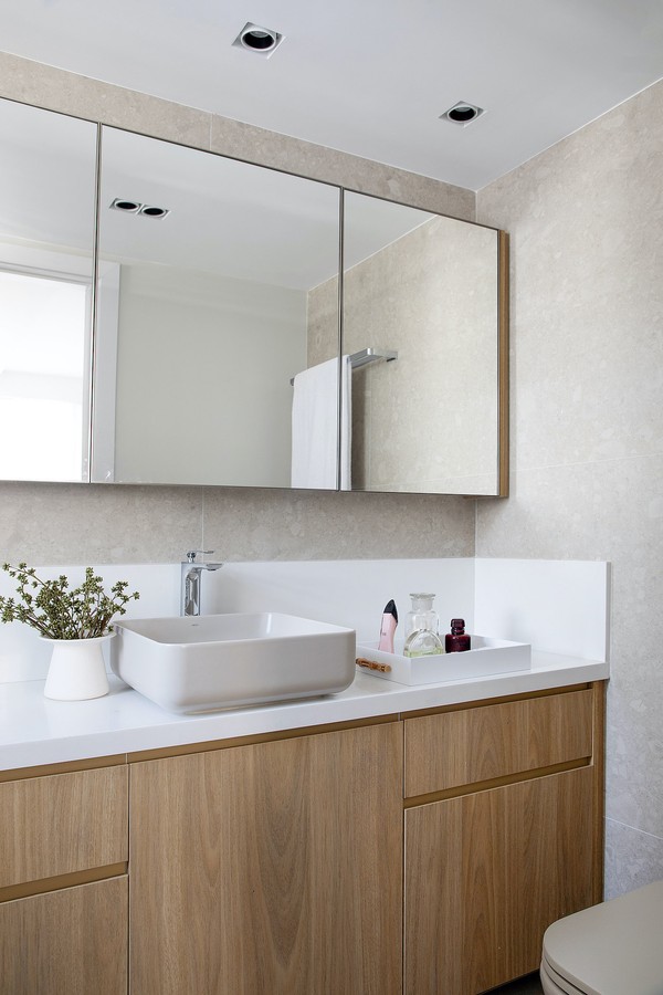 Tons naturais e mix de materiais evocam atmosfera serena em apartamento