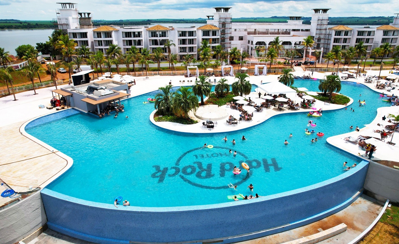 Hotel no Paraná inaugura piscina com sistema de som subaquático