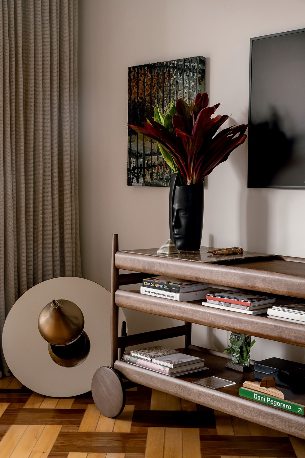 Apartamento da década de 60 mescla peças de design contemporâneo e vintage