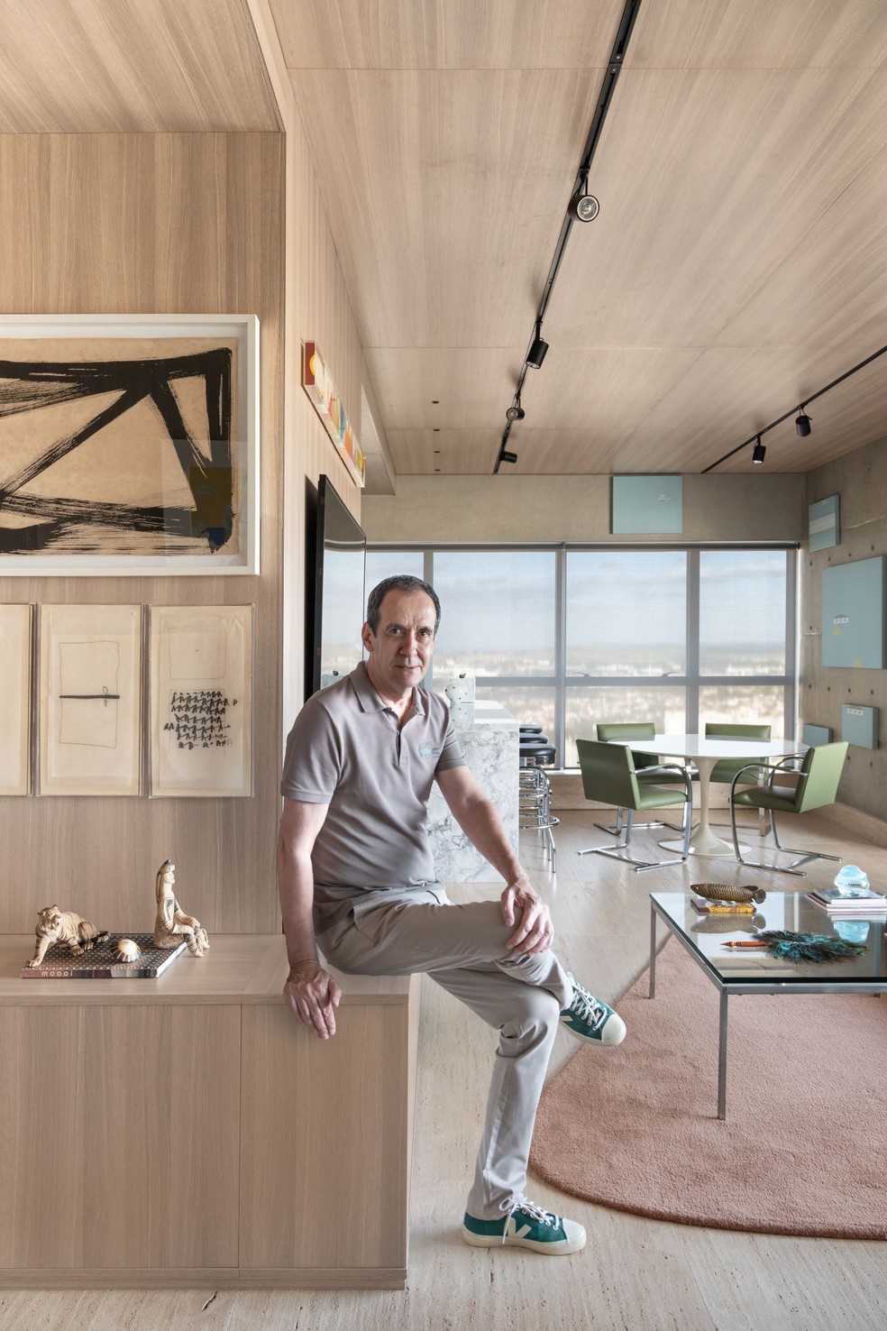 Apê de arquiteto tem funcionalidade e arte como fio condutor na reforma