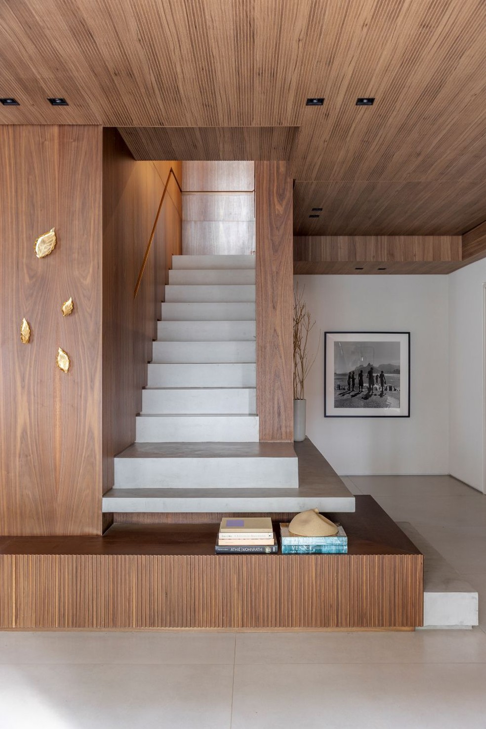 Madeira nogueira e móveis de design permeiam casa em SP de ...