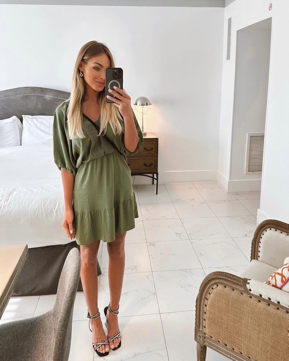 Bárbara Heck toma sol na praia de Miami em primeiro dia de viagem