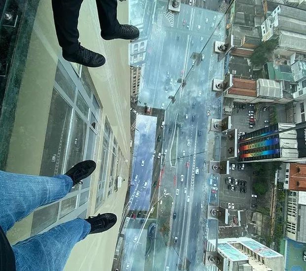 Prédio mais alto de São Paulo inaugura dois mirantes de vidro