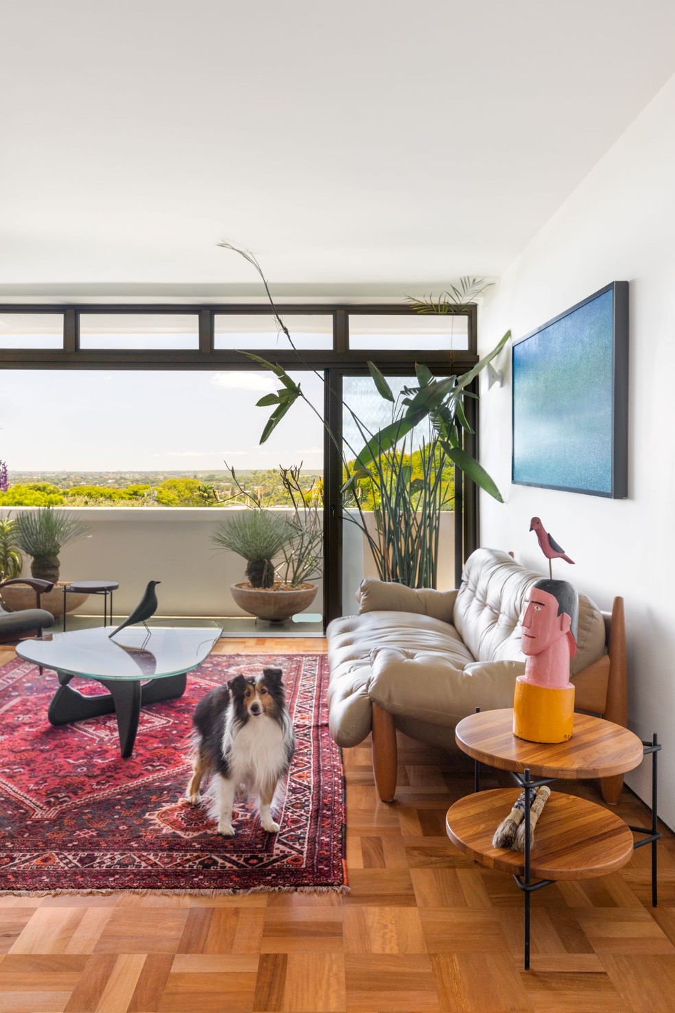 Espírito modernista é respeitado em reforma de apartamento em Brasília