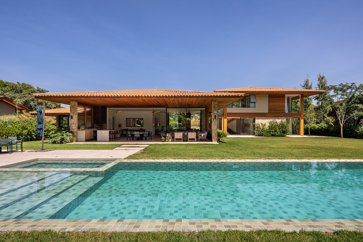 Casa preserva área verde do entorno e oferece calma e privacidade