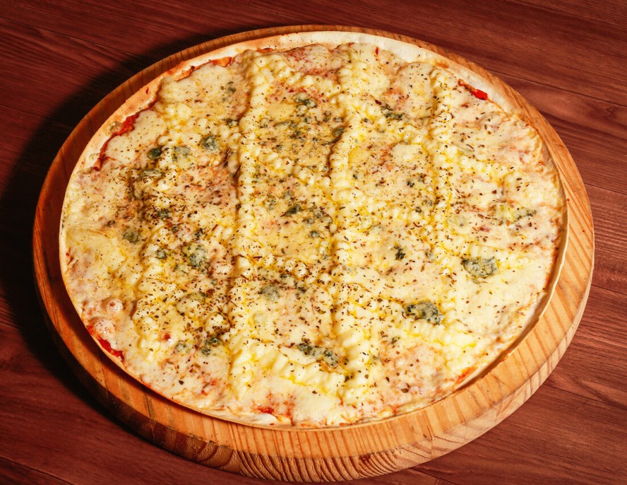Receita prática de pizza caseira com recheio de quatro queijos