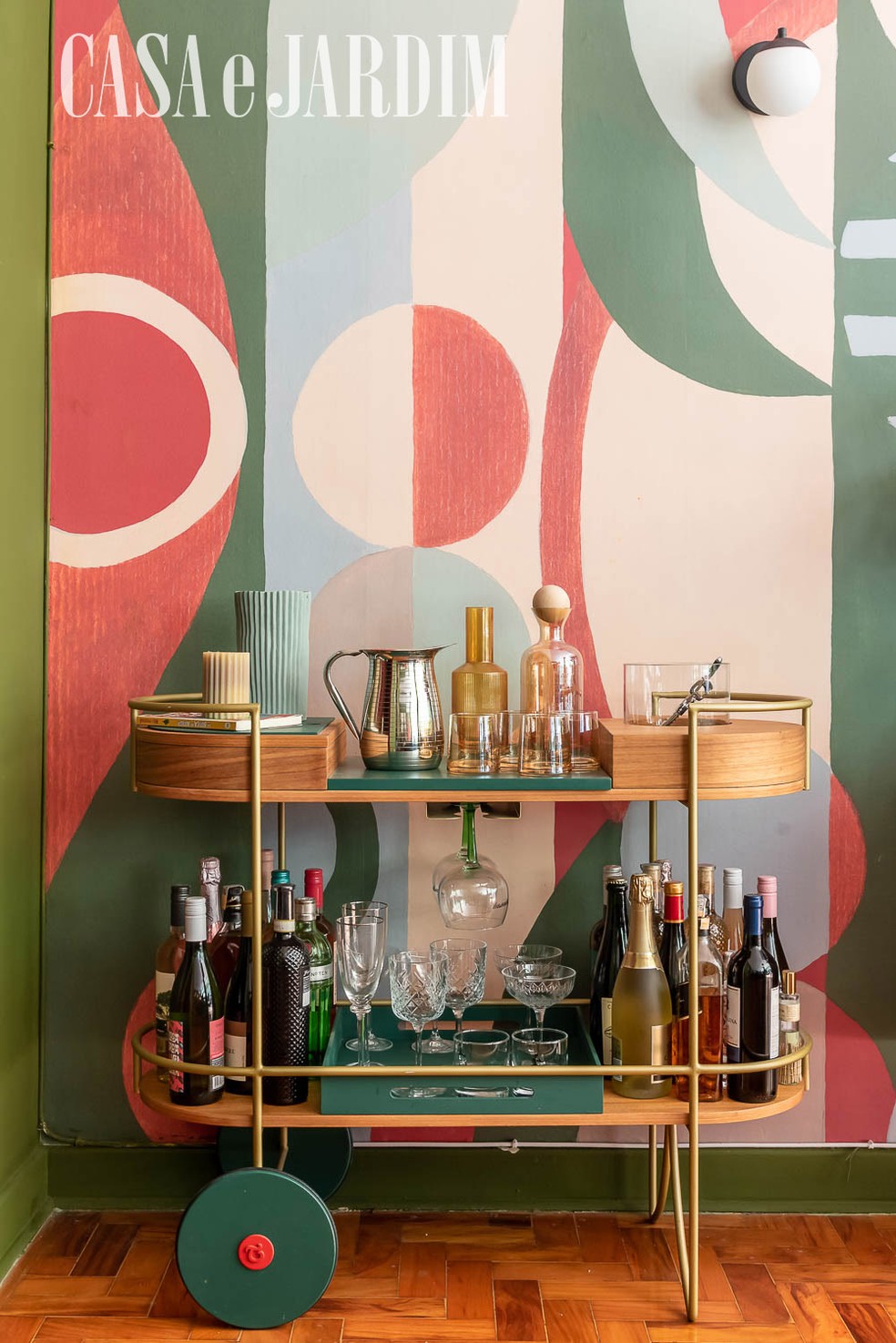 Stephanie Ribeiro mostra a decoração colorida de seu apartamento em SP