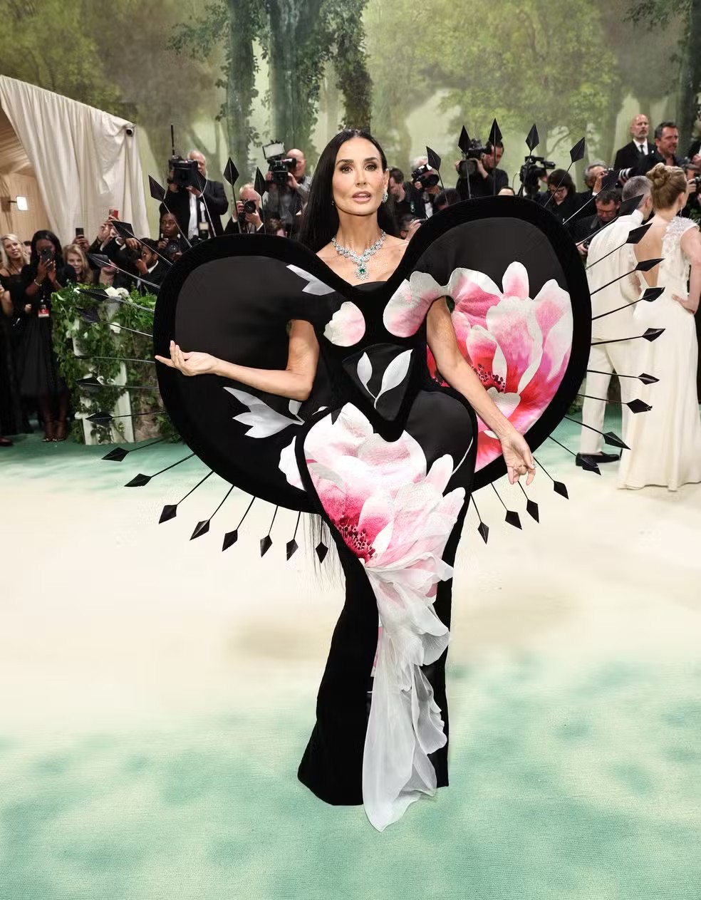 Famosas apostam em looks com muitas flores para o Met Gala 2024 com ...