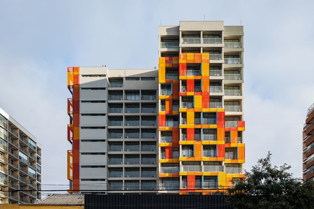 Prédio residencial com fachada ativa interage com o entorno do bairro