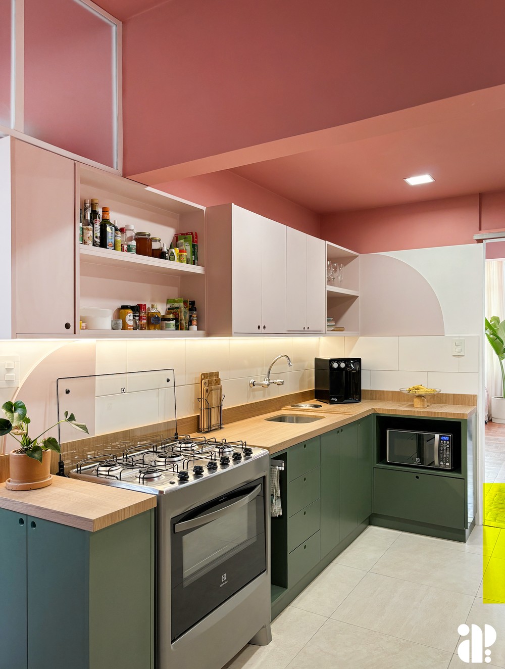 Hana Khalil compartilha detalhes da reforma de sua cozinha em apê no RJ ...