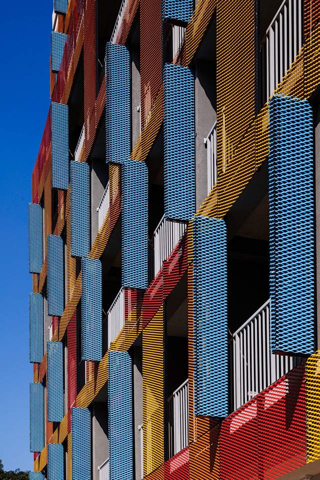 Prédio residencial com fachada ativa interage com o entorno do bairro