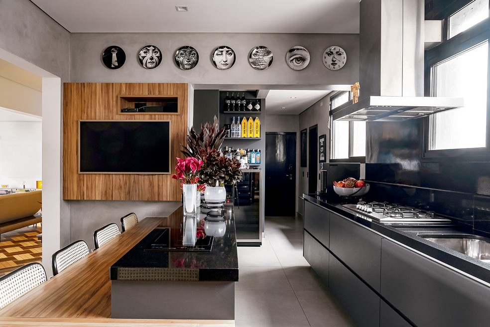 Apartamento da década de 60 mescla peças de design contemporâneo e vintage