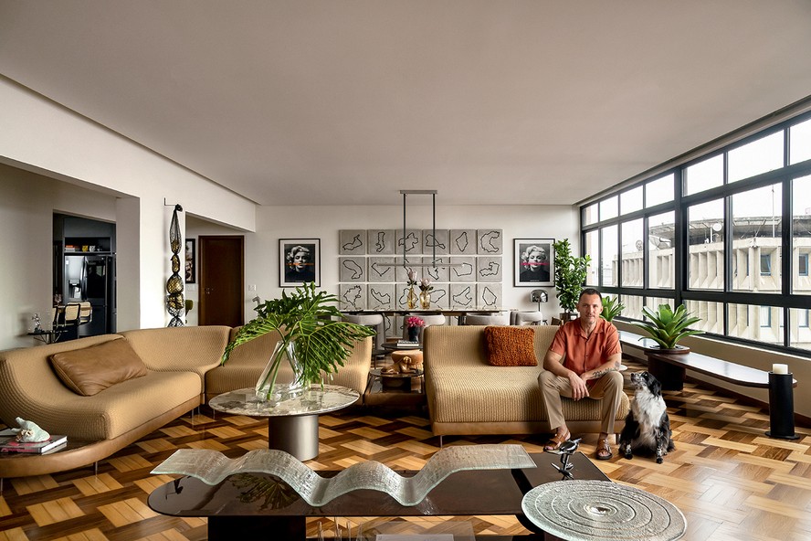 Apartamento da década de 60 mescla peças de design contemporâneo e vintage