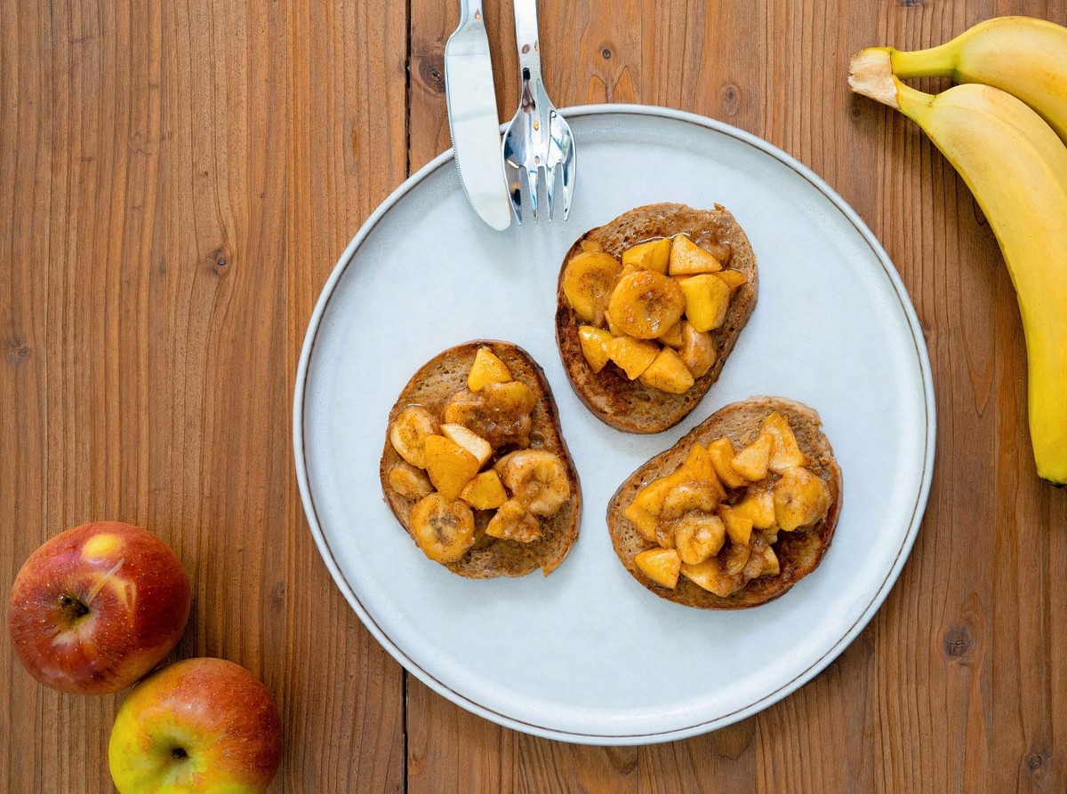 Receita simples de rabanada com maçãs e bananas caramelizadas ...