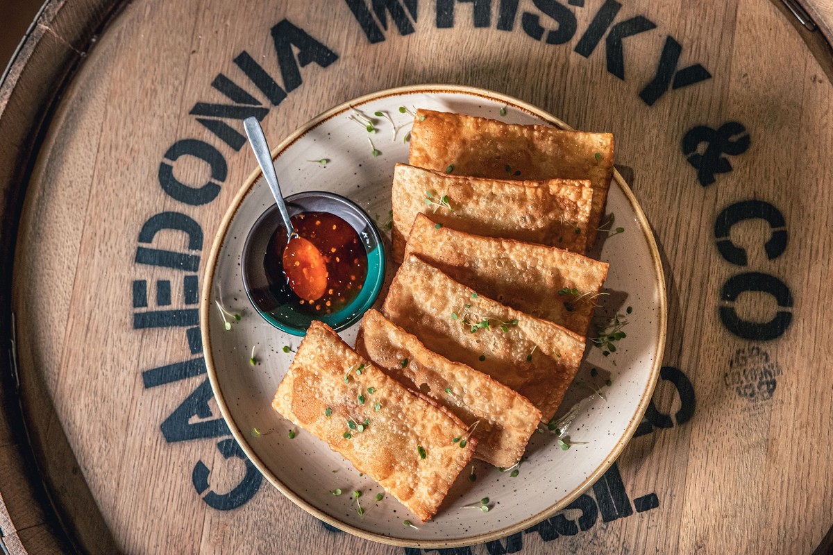 Pastel recheado com queijo brie, pera e amêndoa é fácil de fazer