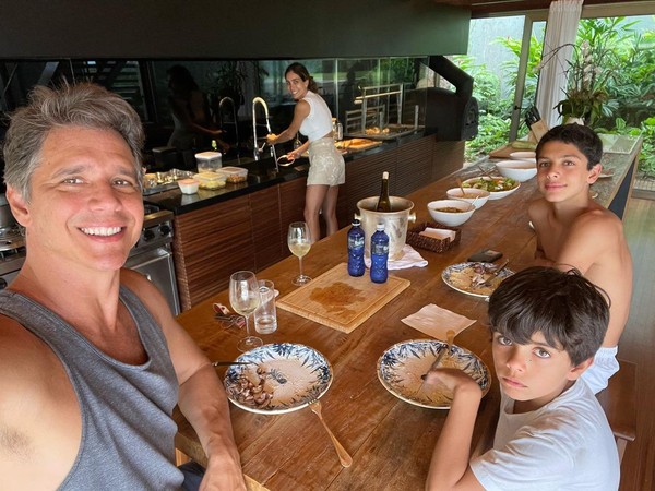 Mansão de Márcio Garcia no RJ tem campo de futebol, academia, piscina e ...