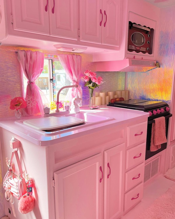 Casal transforma motorhome em trailer da Barbie com apenas R$ 10 mil e ...