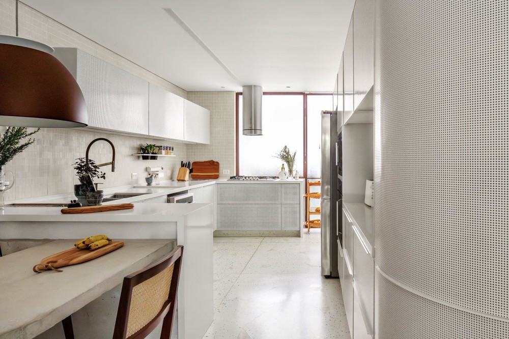 Cozinha de quase 20 m² tem amplos armários feitos de chapa calandrada ...