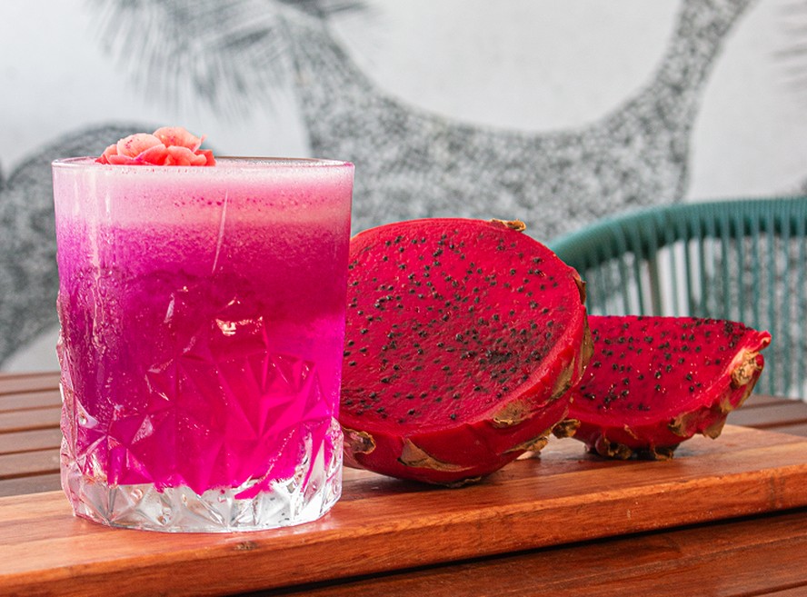 Rosa da pitaya dá tom convidativo a drinque. Aprenda como preparar ...